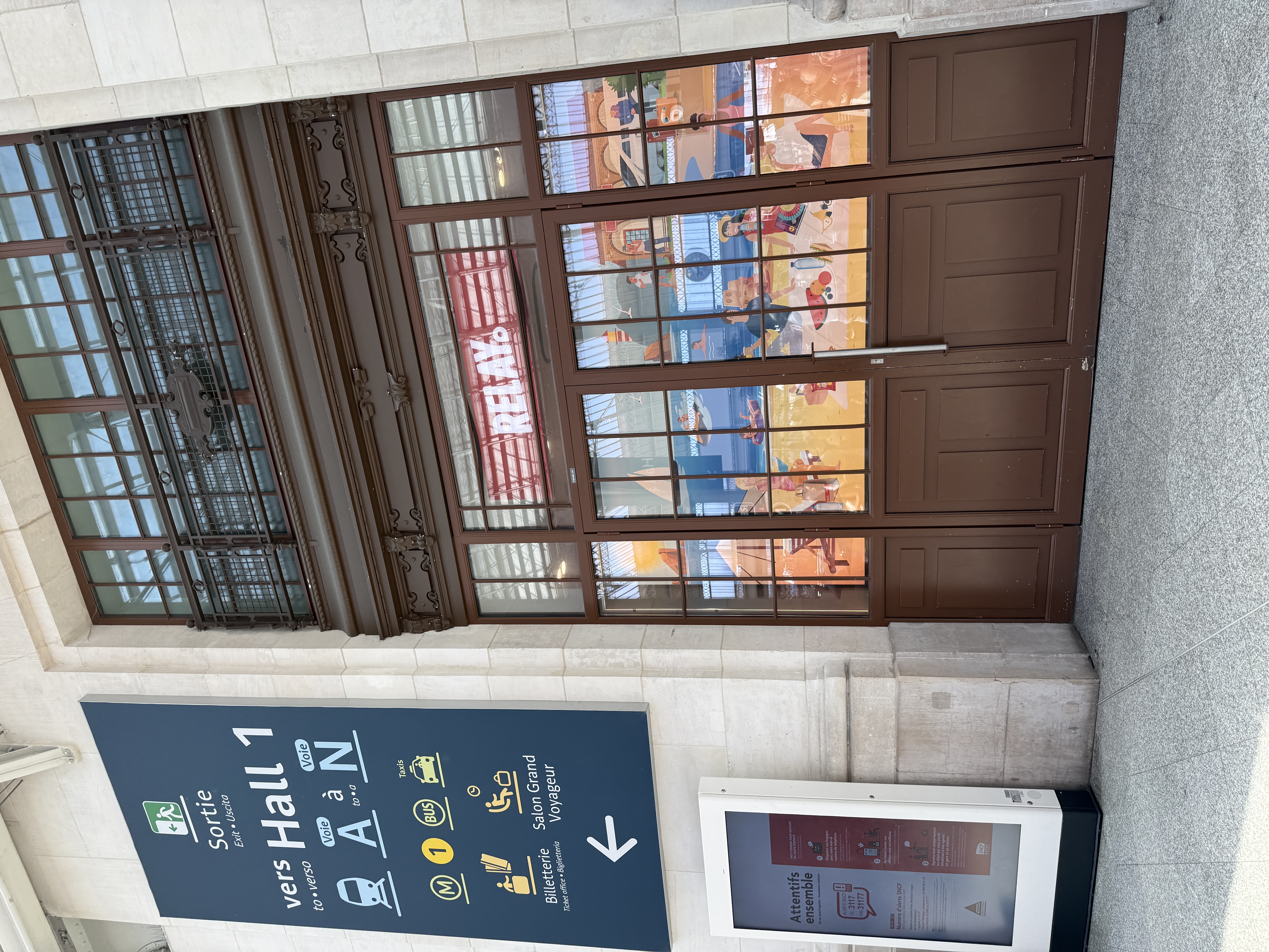 Relay Paris Gare de Lyon Hall 2 - Librairie, Rue de Chalon, 75012 Paris ...